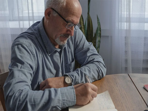 Researchers reveal how older adults gets easily distracted