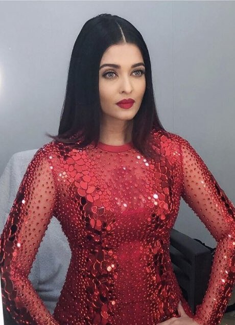Deepika Padukone to Priaynka Chopra, Bollywood divas ace hot red lip look